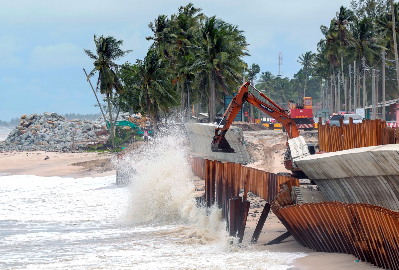 Penduduk ragui ketahanan binaan Jalan Pantai Batu Rakit