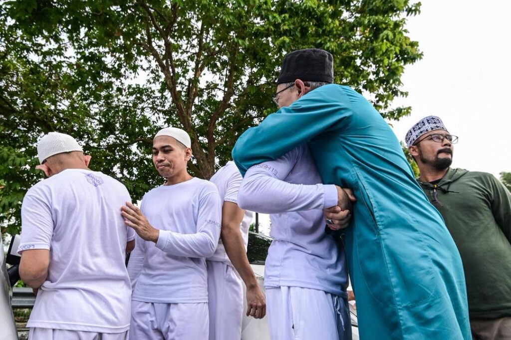 CEO GISBH, anak pengasas Al-Arqam keluar penjara disambut keluarga