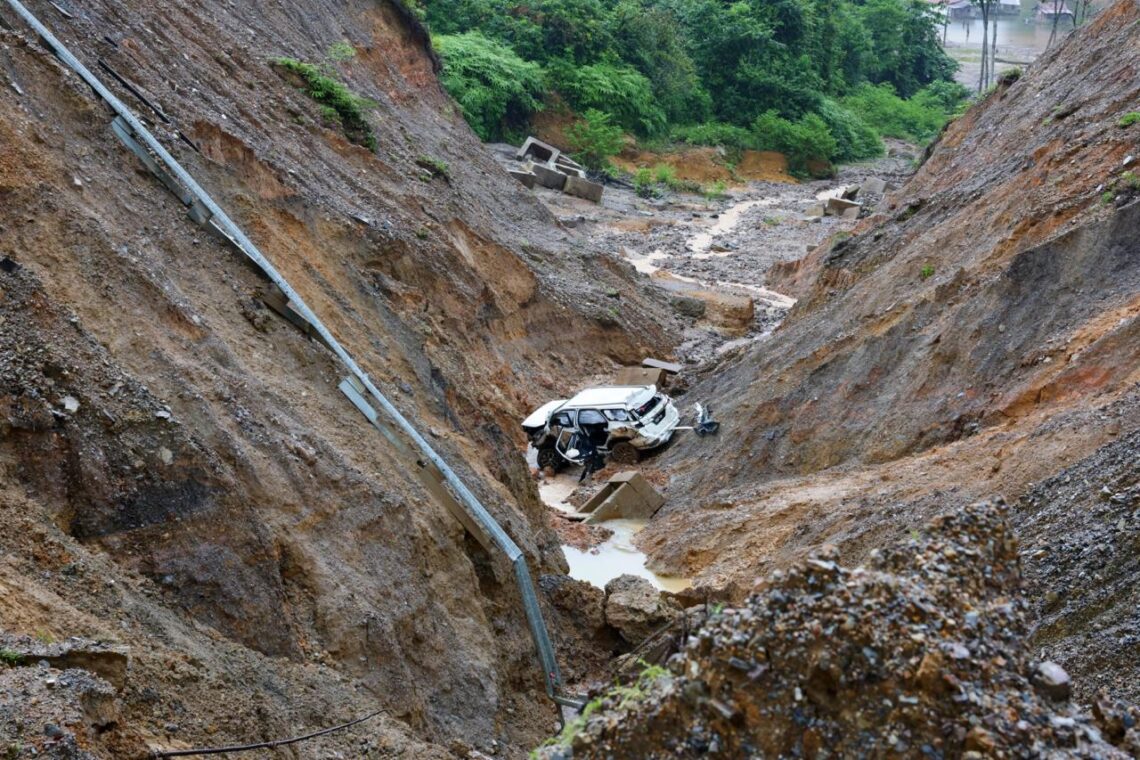 Pemandu mungkin tidak sedar masuk jalan runtuh