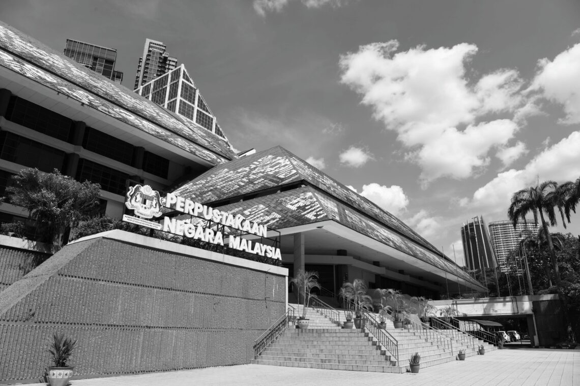 Perkaya bahan bacaan, ilmu di perpustakaan