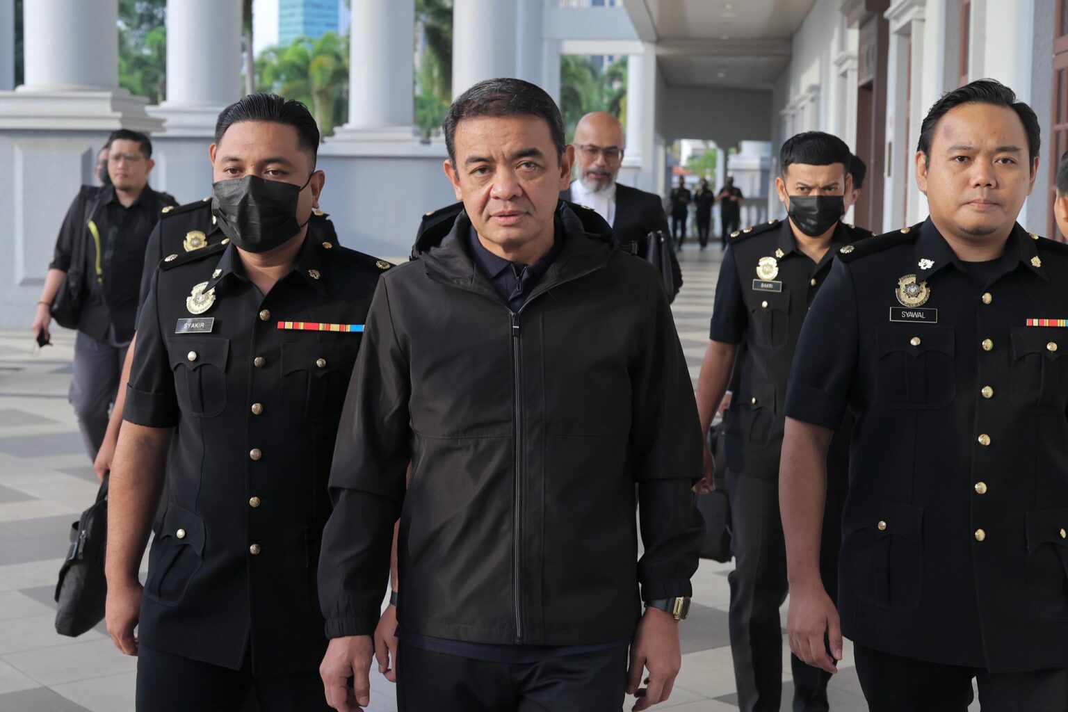 Bekas PTD, isteri ketiga didakwa terima wang haram hampir RM2.2 juta