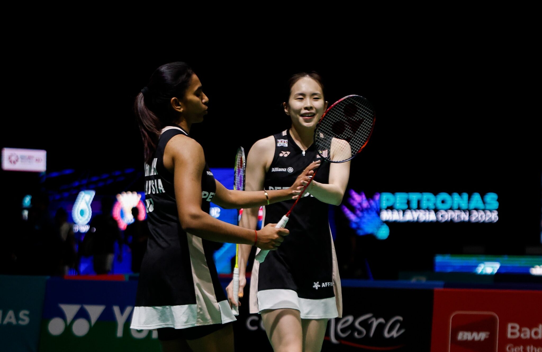 Pearly-Thinaah terkandas, Sze Fei-Izzuddin mara