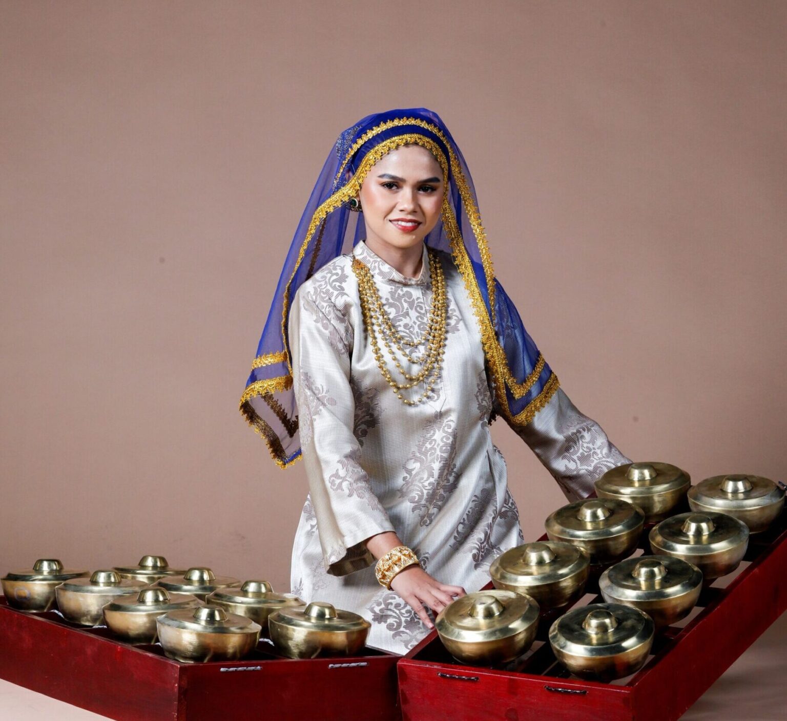 Irdina gemakan alunan caklempong