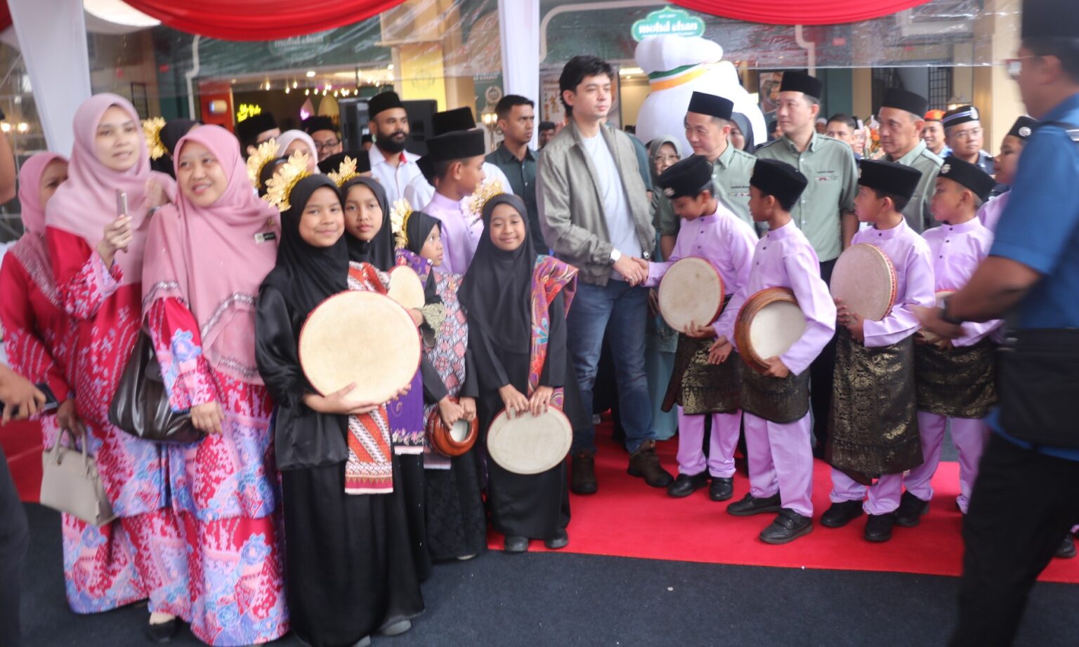 SK Janda Baik main kompang sambut Tengku Mahkota Pahang