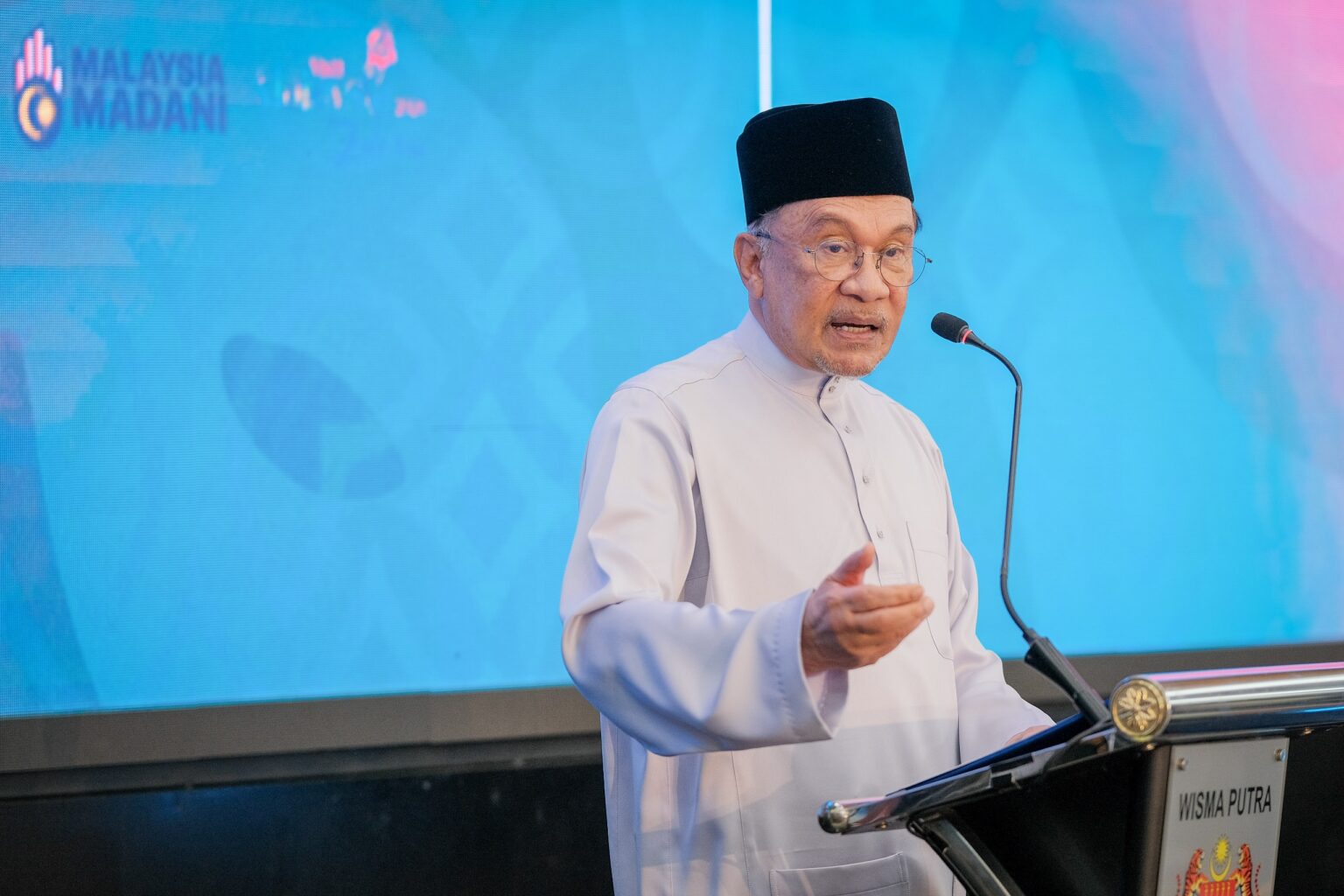 Pijak al-Quran: Beri ruang pihak berkuasa jalan siasatan - Anwar