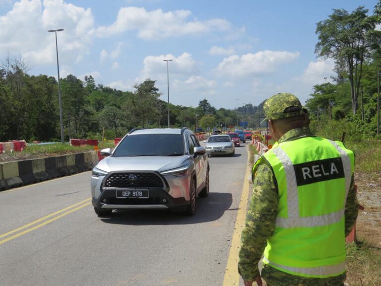 Anggota Rela ‘berkampung’ halang lori, treler masuk laluan LTU Gua Musang