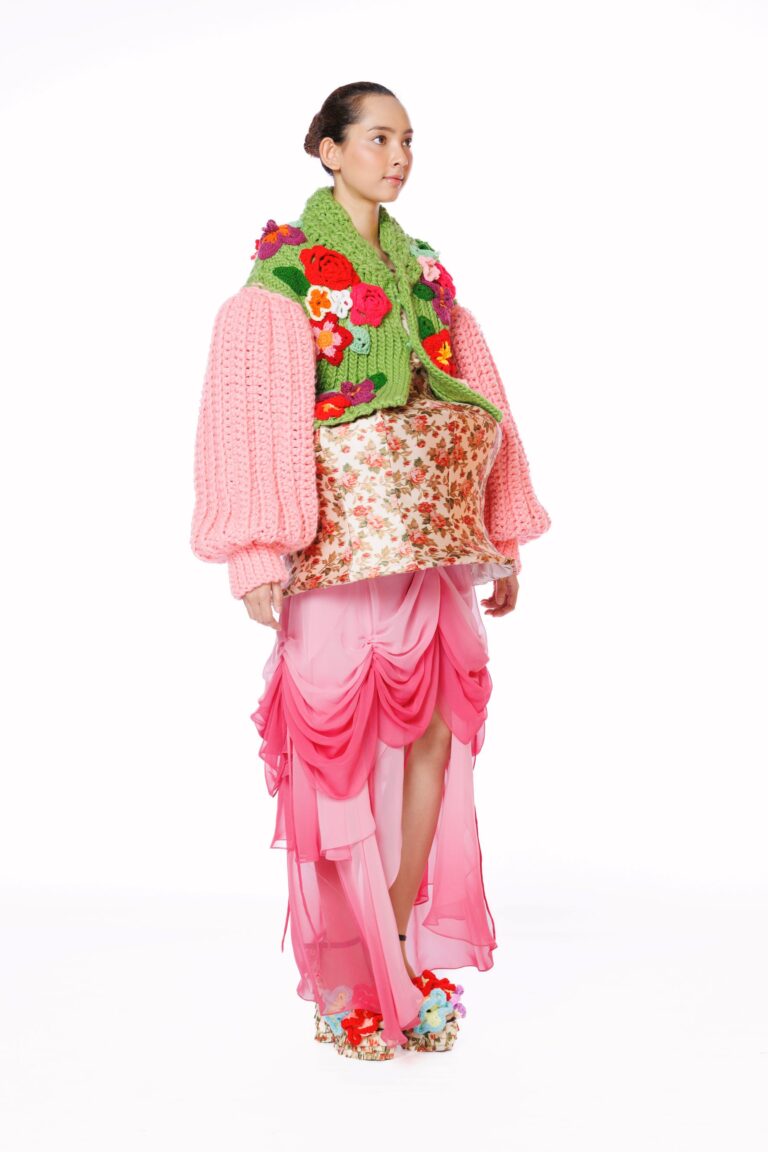 Merah jambu, bunga dan drama