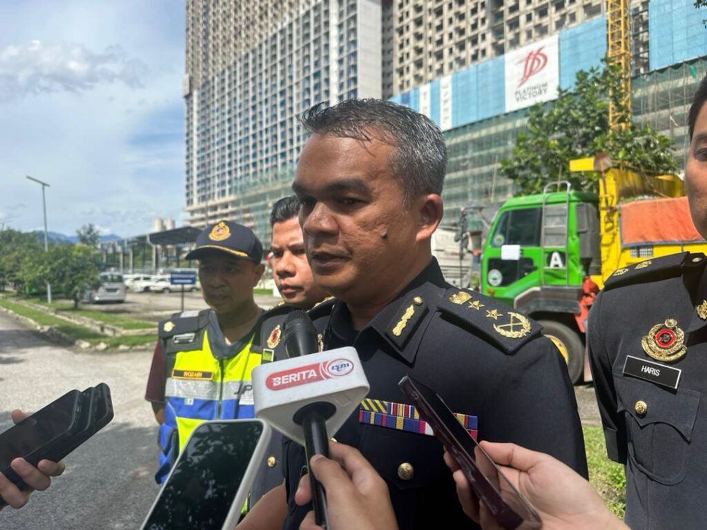 Lelaki guna telefon bimbit ketika memandu dikompaun - Utusan Malaysia