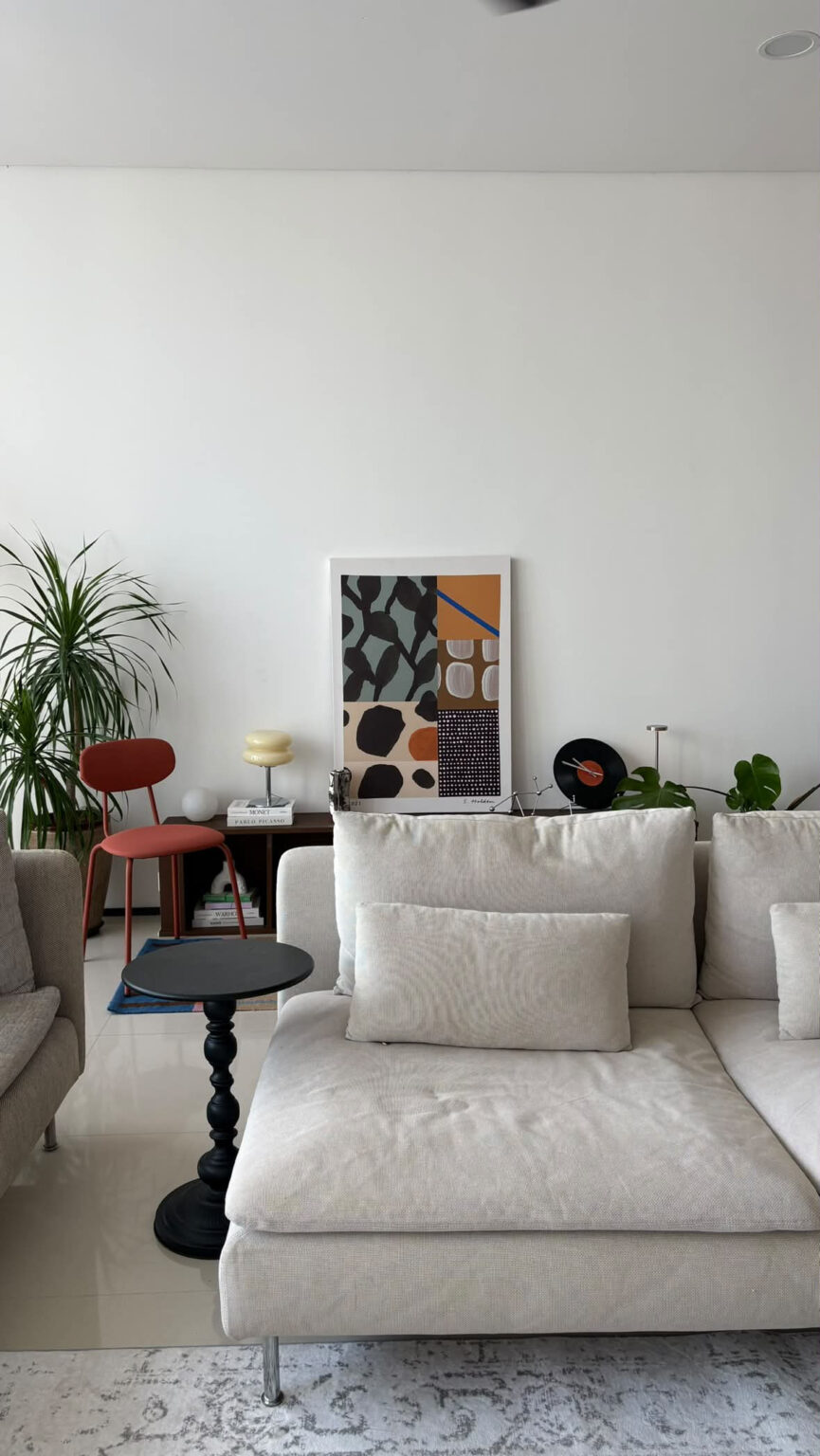 Ruang lapang dengan sentuhan Modern Eclectic