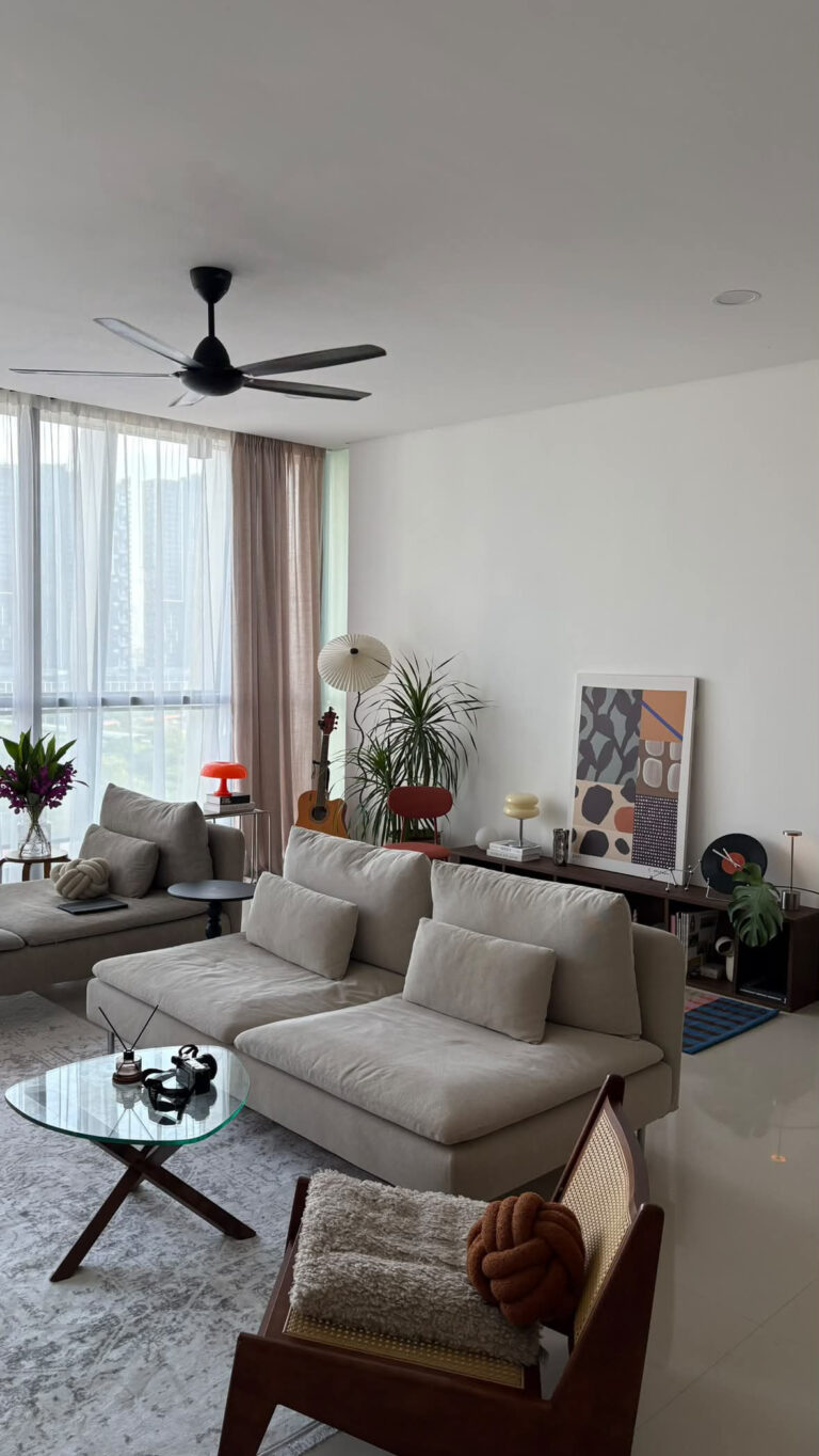 Ruang lapang dengan sentuhan Modern Eclectic