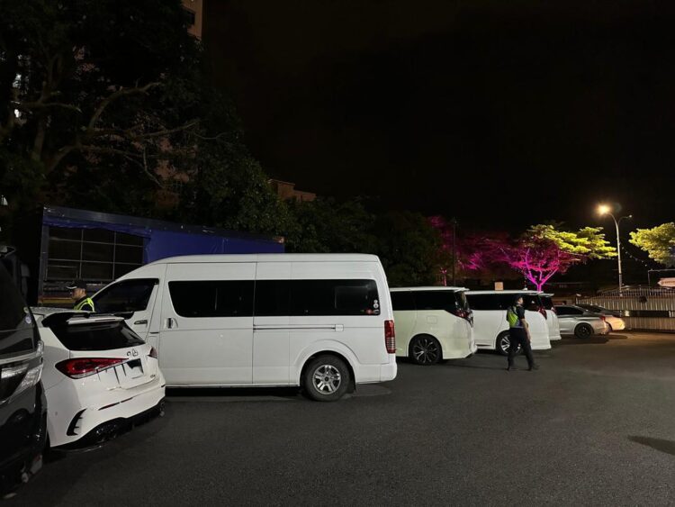 Van pelancong ditahan JPJ, hasrat pulang ke Johor terbantut