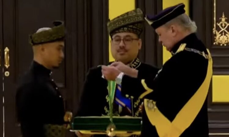 Jijo terima darjah kebesaran