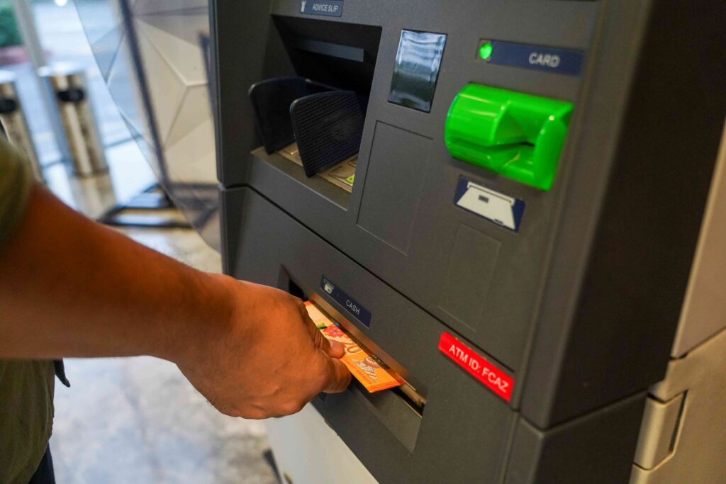Caj RM1 di ATM, SRM mansuh bermula 1 Julai - Utusan Malaysia