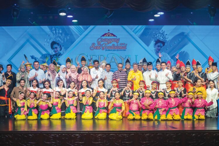 14 tahun Panggung Seni Tradisional perkasa warisan negara - Utusan Malaysia