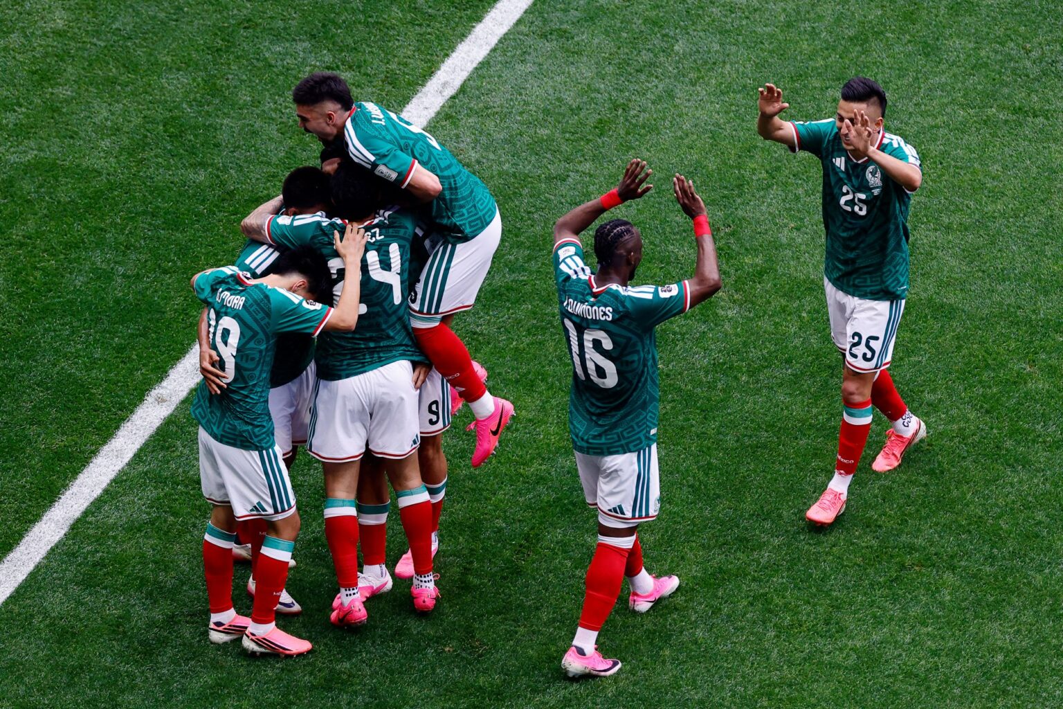 Tiga kad merah warnai aksi pembukaan Piala Dunia