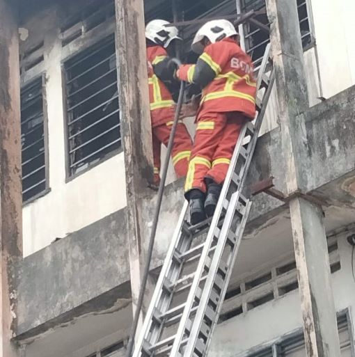 Bomba selamatkan suami isteri terperangkap kebakaran rumah kedai