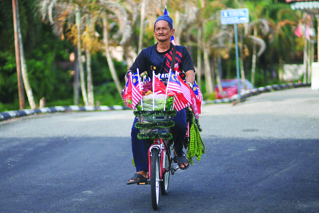 Jaja petai sambil kibar Jalur Gemilang - Utusan Malaysia