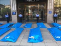 Protes beg mayat di luar pejabat Facebook - Utusan Malaysia