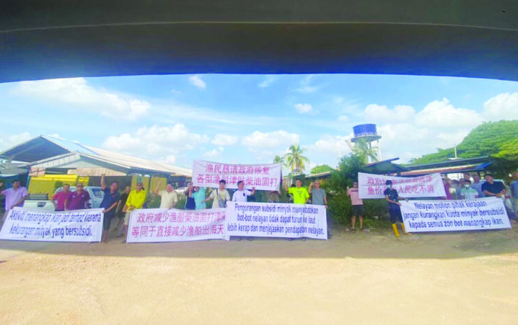 Pengusaha bot nelayan gesa kerajaan naikkan semula subsidi minyak ...