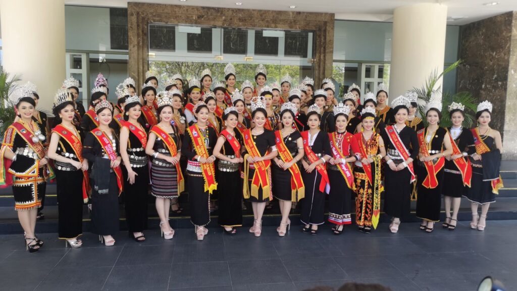 50 ‘sumandak’ rebut gelaran Unduk Ngadau Kaamatan - Utusan Malaysia