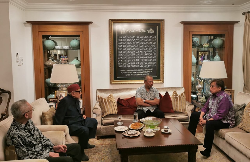 Muhyiddin dan Abang Johari bincang bentuk kerajaan Muhyiddin dan Abang Johari bincang bentuk kerajaan