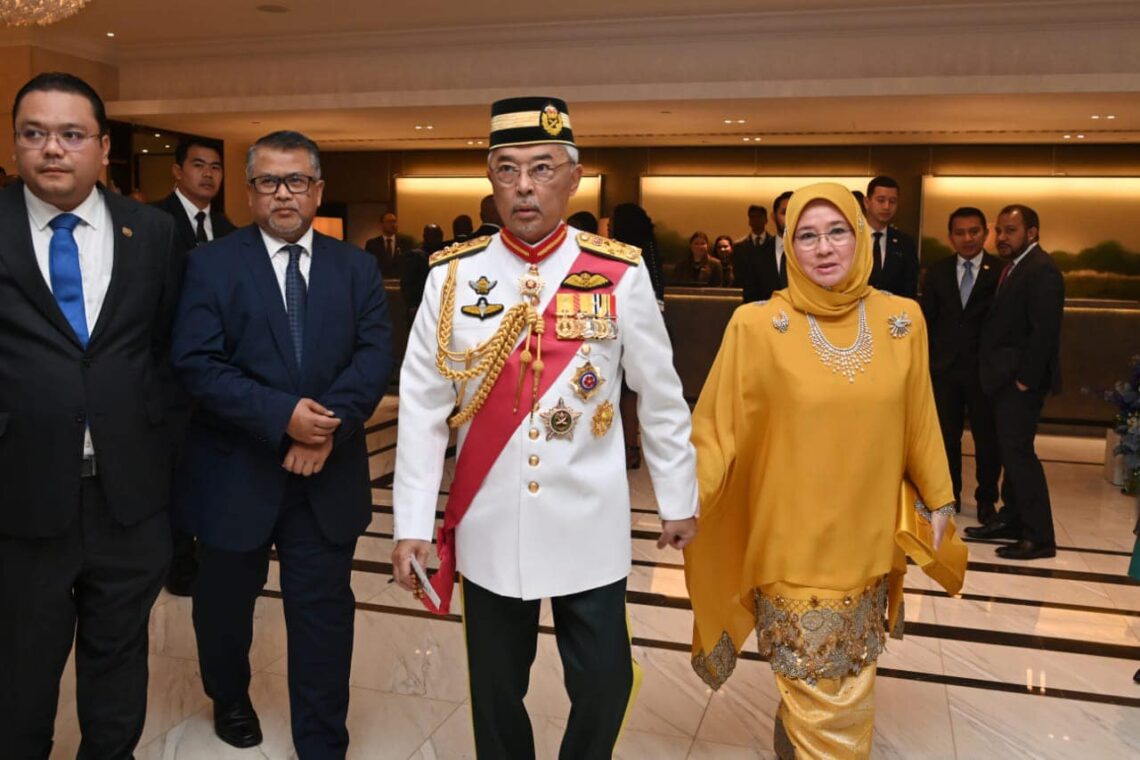 Agong ketua negara pertama hadiri pertabalan Raja UK - Utusan Malaysia