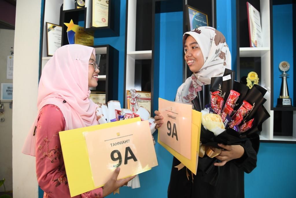 Dua sahabat karib kecapi kejayaan bersama perolehi 9A SPM - Utusan Malaysia