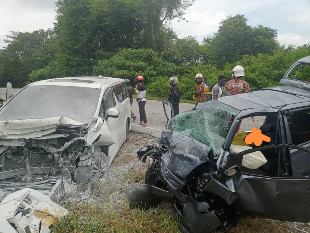 Lapan termasuk tiga kanak-kanak cedera kereta, MPV bertembung