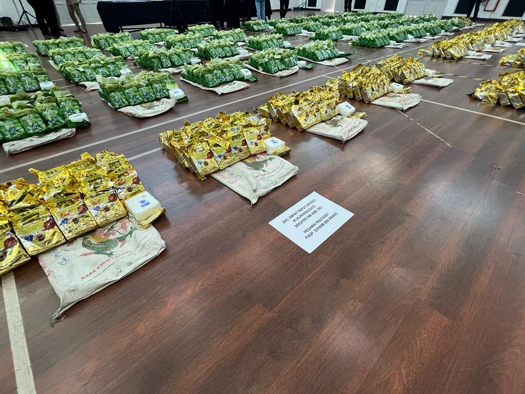 Polis rampas 1.8 tan dadah bernilai RM64.8 juta, cuba rasuah polis ...