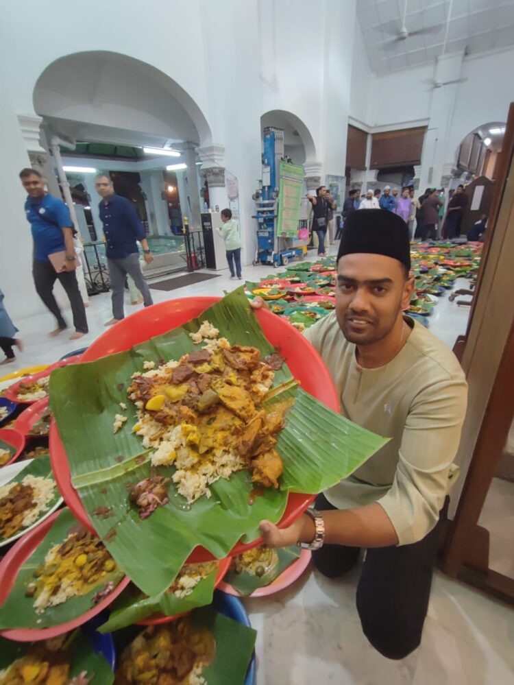 Masjid Kapitan Keling teruskan tradisi makan dalam talam - Utusan Malaysia