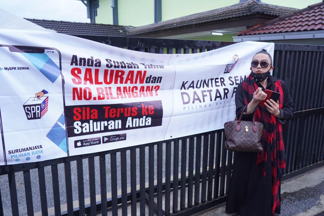 Azmin Ali, Good Luck! - Diva AA pertama tiba pusat mengundi