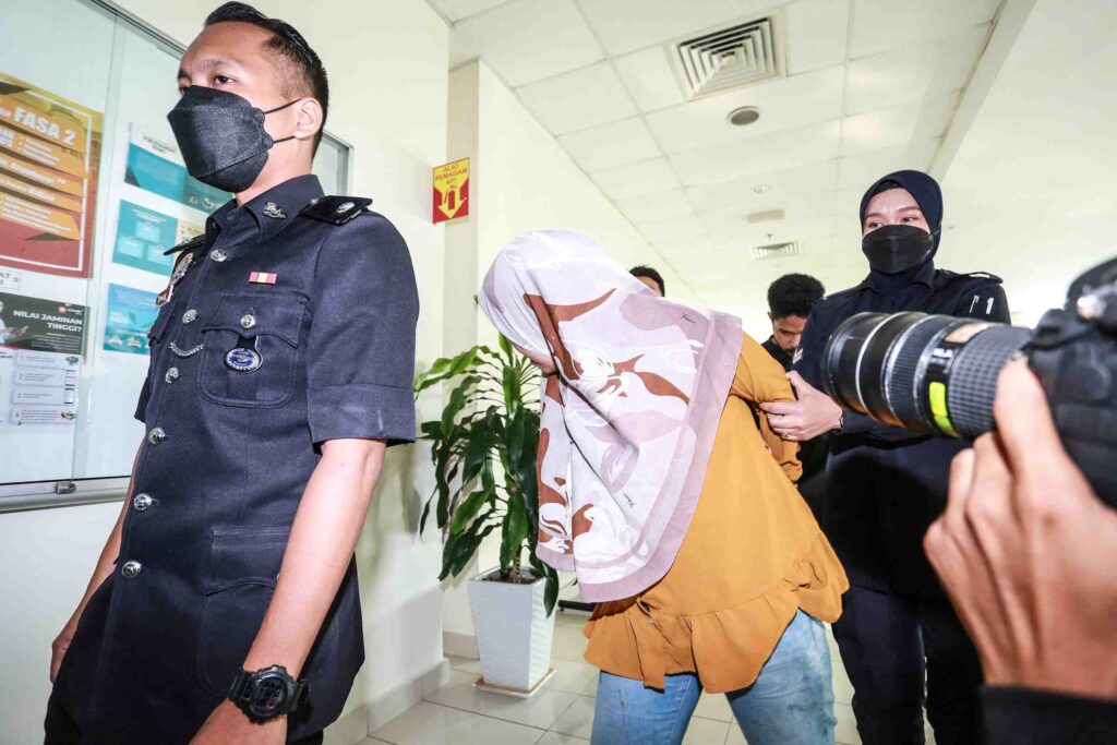 Wanita didakwa amang seksual anak