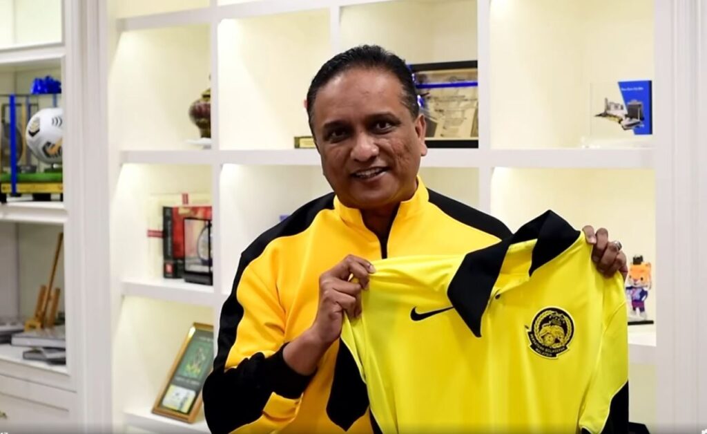 Reezal beri 30 jersi percuma buat 'ekor' Harimau Malaya - Utusan Malaysia