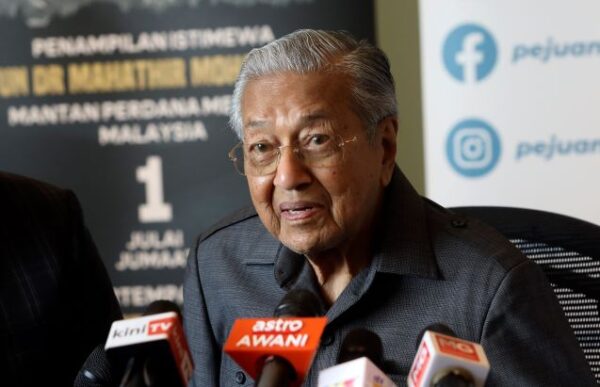 Suami isteri maut nahas motosikal, kereta - Utusan Digital