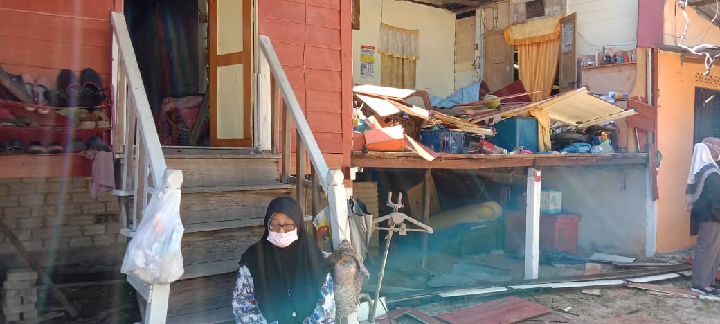 Rumah ranap ditimpa pokok kelapa akibat ribut - Utusan Malaysia