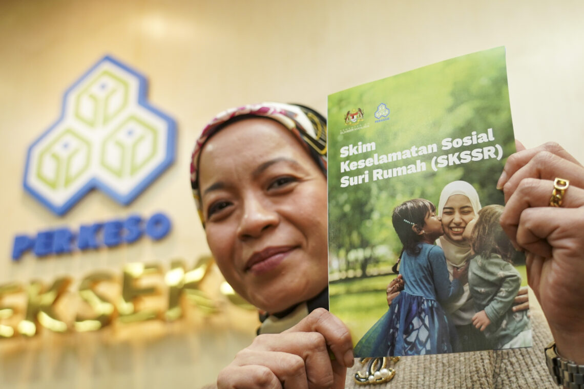 Suri rumah bekerja layak carum SKSSR - Utusan Malaysia