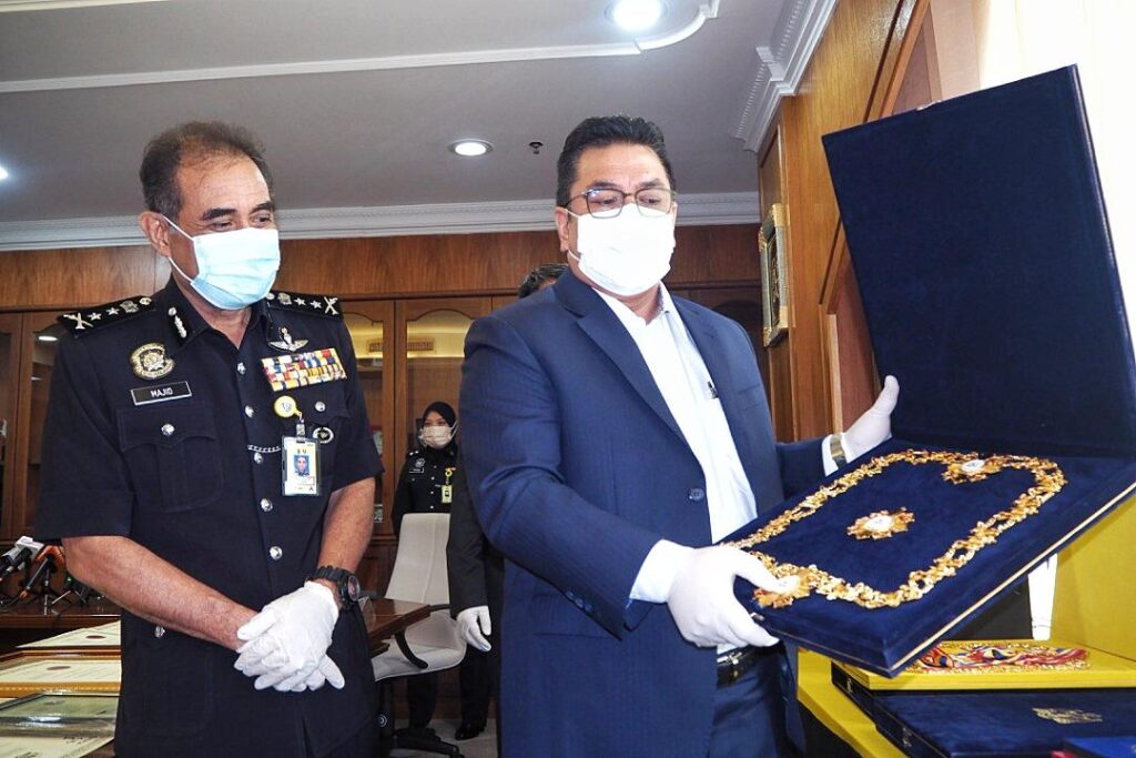 Sindiket ‘Datuk palsu Melaka’ tumpas - Utusan Malaysia