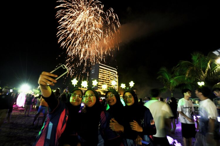 Pertunjukan bunga api meriahkan sambutan tahun baharu - Utusan Malaysia