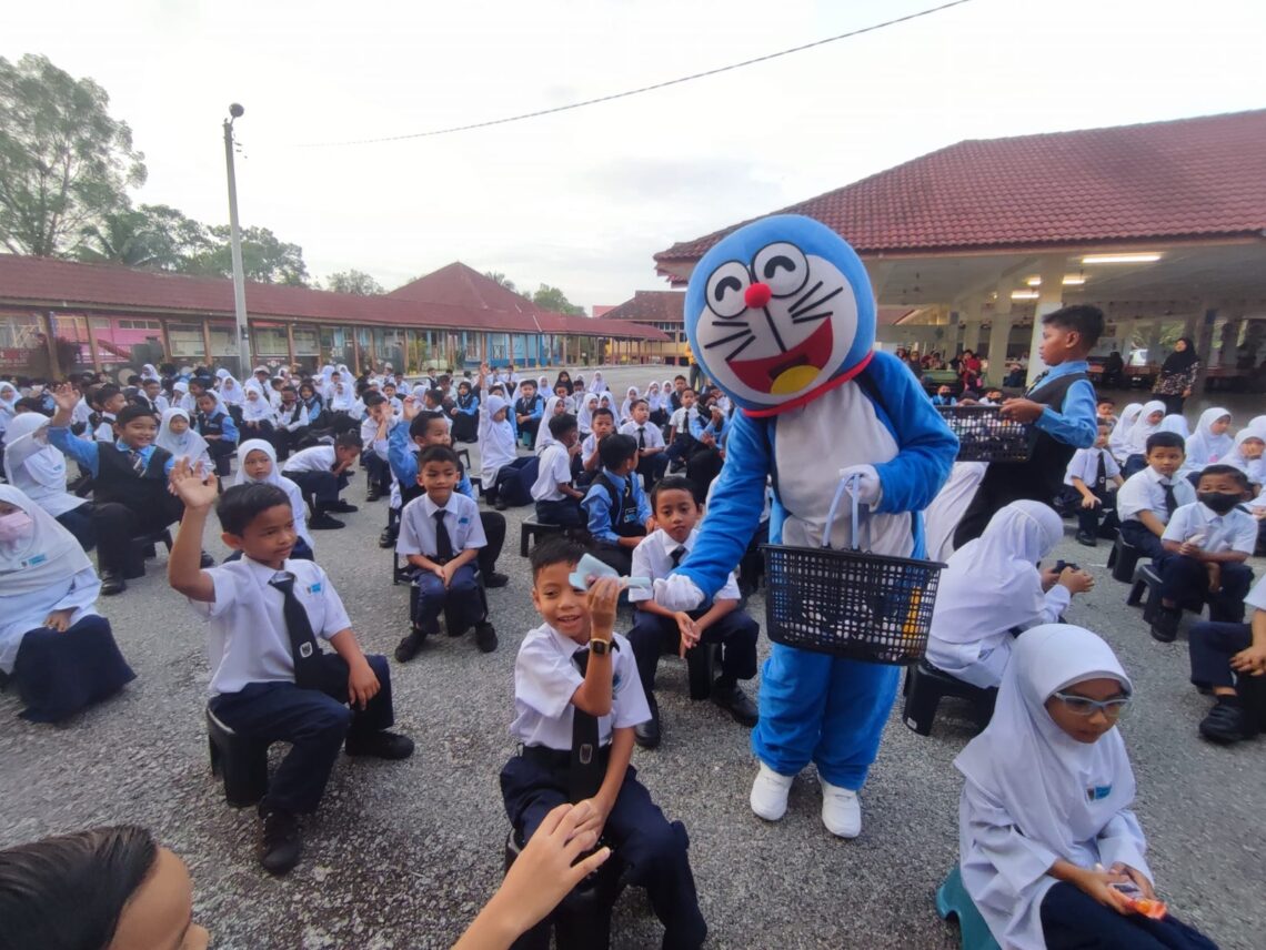 Ibu pakai kostum Doraemon hantar anak ke sekolah