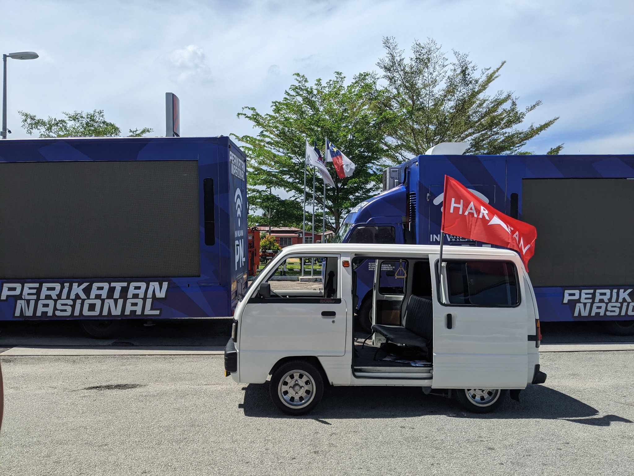 Antara van putih PH dan skrin besar PN - Utusan Malaysia