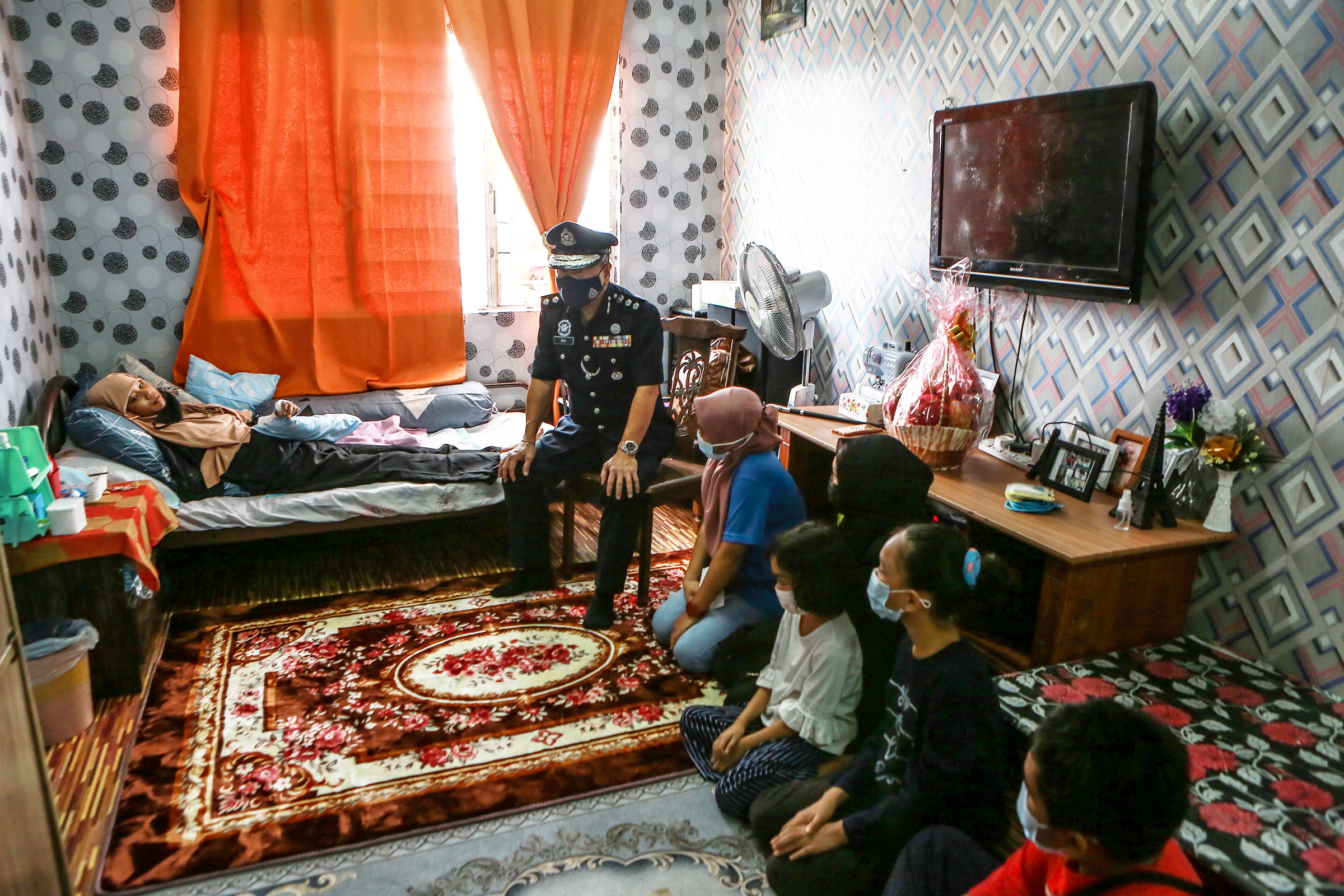 {VIDEO) Mangsa ragut hilang tangan mahu terus bantu ibu - Utusan Malaysia