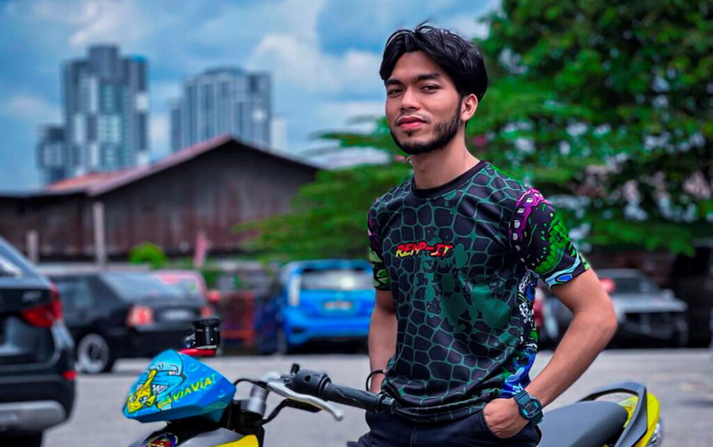 Ikon permotoran didakwa simpan gambar, video lucah bekas