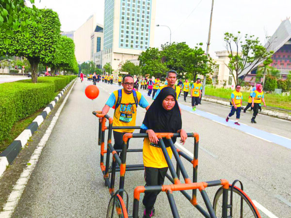 Alat bantu OKU penglihatan berlari - Utusan Malaysia