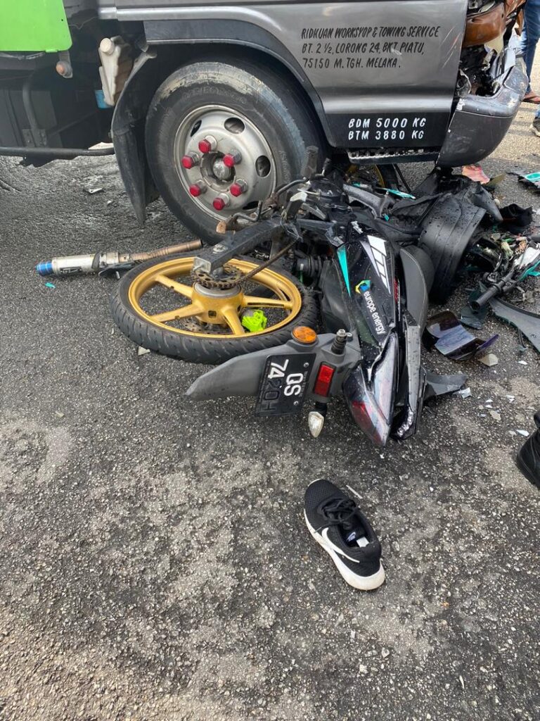 Anggota tentera maut, rakan cedera motosikal rempuh lori - Utusan Malaysia