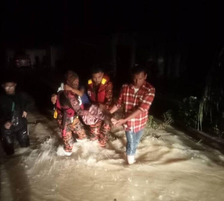 Jalan dinaiki air, Bomba Labis minta bantuan Yong Peng selamatkan ...