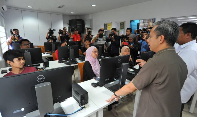 Kaji naikkan tapak menara telekomunikasi, elak terjejas banjir - Utusan ...