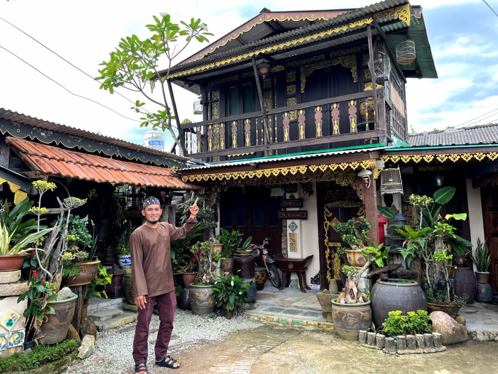 Galeri Al-Khamani simpan 5,000 koleksi barangan lama, antik - Utusan ...