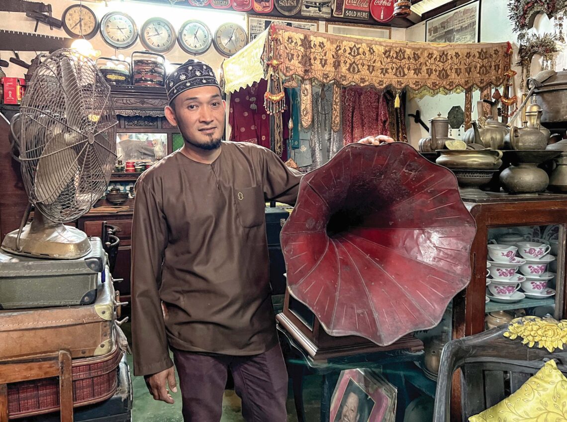 Galeri Al-Khamani simpan 5,000 koleksi barangan lama, antik - Utusan ...