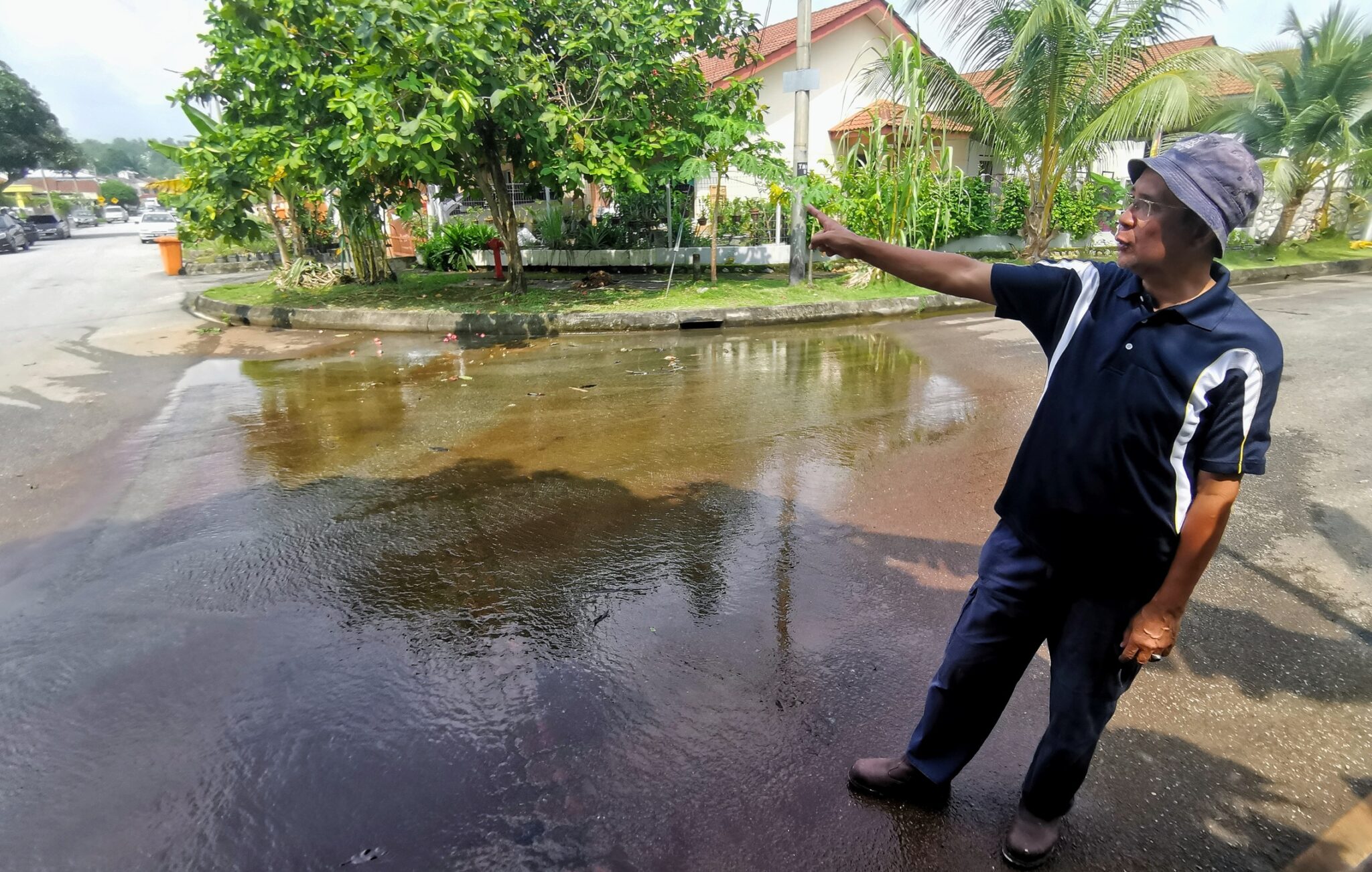 Air longkang melimpah, penduduk terpaksa hidu bau busuk sejak raya ...
