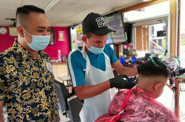 Dulu pegawai bank, kini tukang gunting rambut - Utusan Malaysia